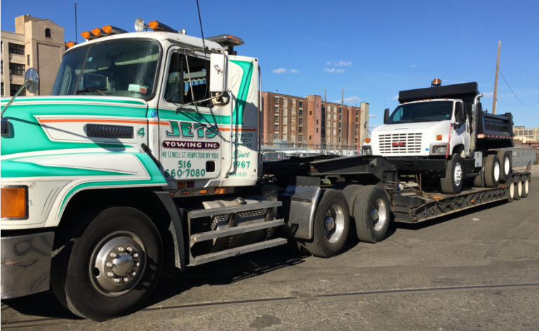 What To Look For While Hiring The Lowboy Service?